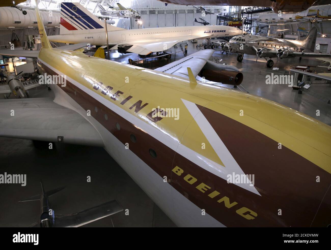 Un Boeing 367-80 (prototype du Boeing 707) (avant), un Boeing 307 ...