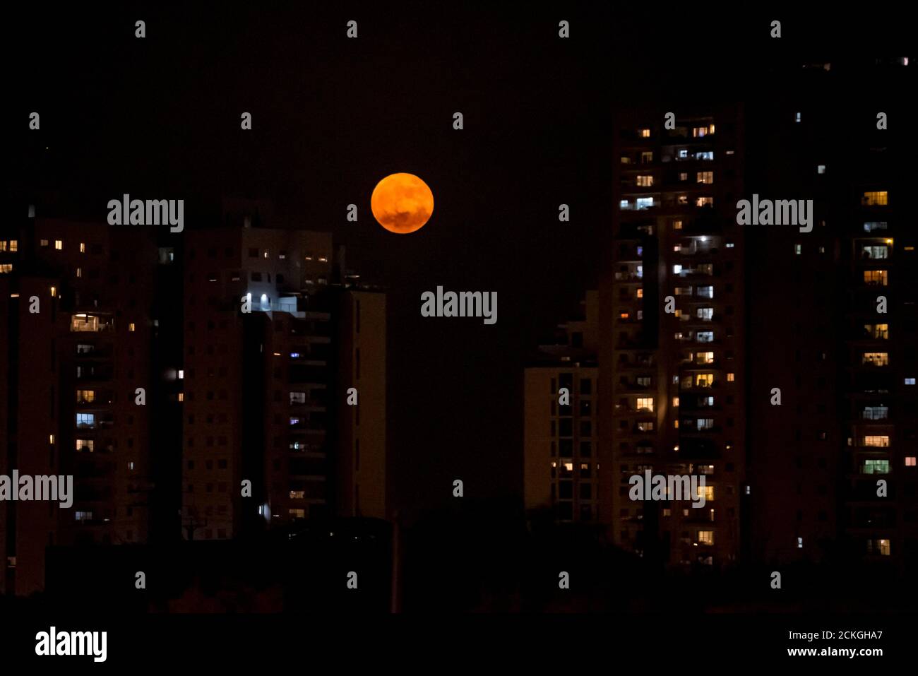 Lune orange Banque de photographies et d’images à haute résolution - Alamy