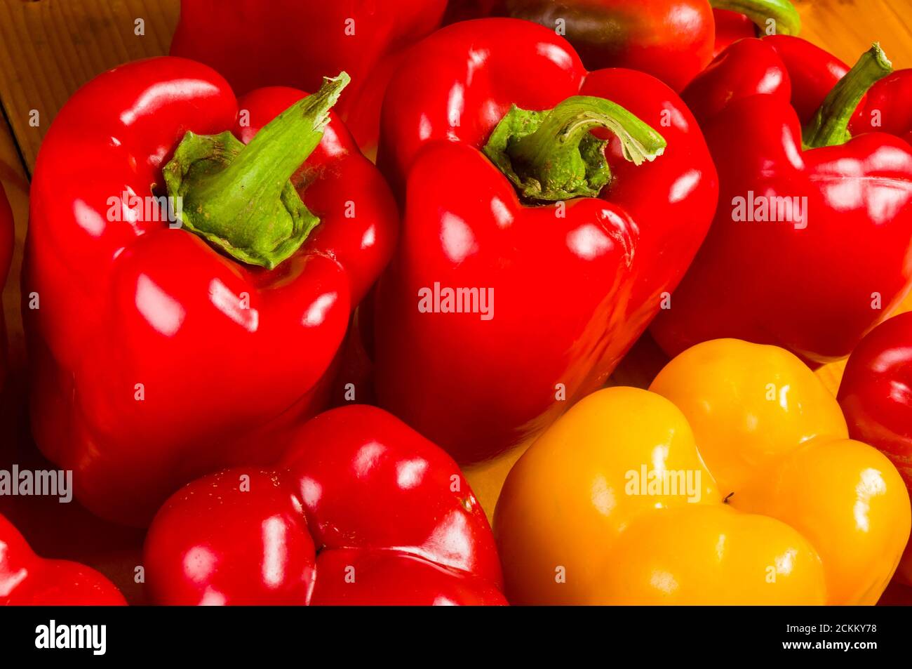 mélange coloré de la paprika rouge et jaune la plus fraîche, le poivron ...
