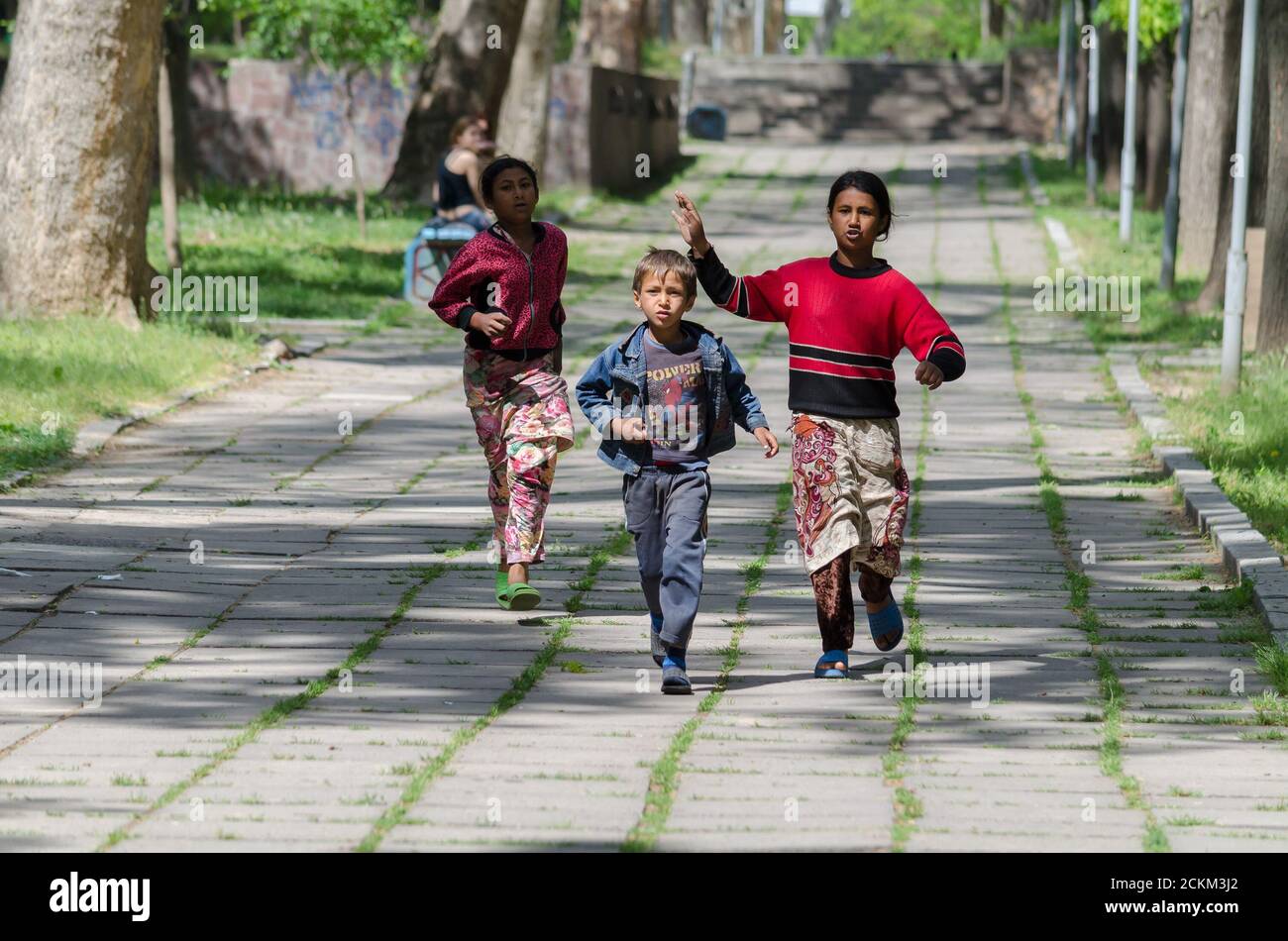 Trois enfants roms enfants gitans Banque de photographies et d’images à ...