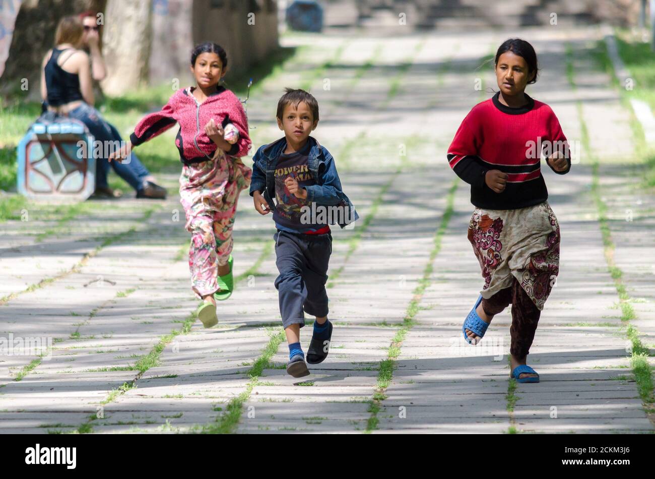 Trois enfants roms enfants gitans Banque de photographies et d’images à ...