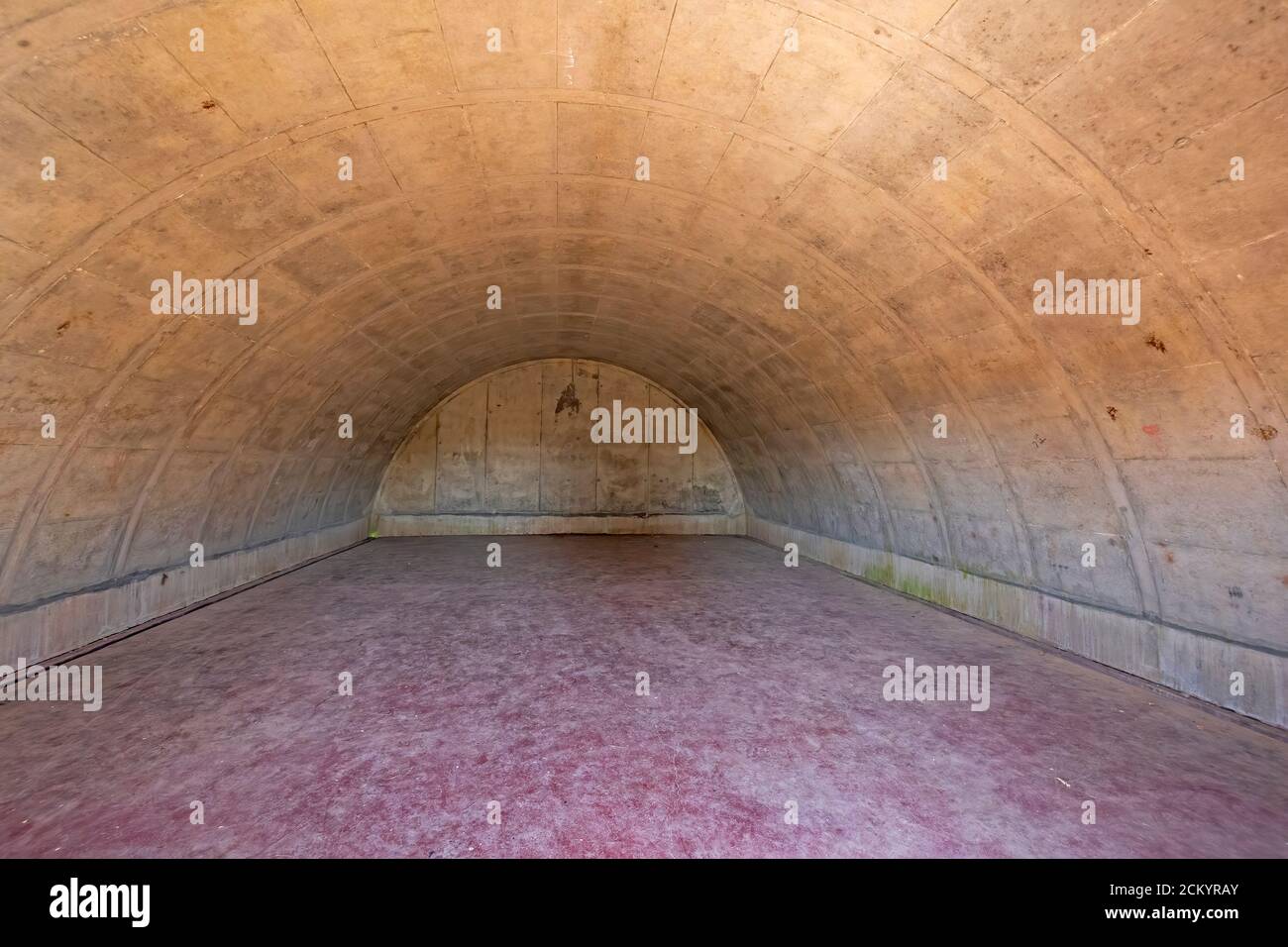 À l'intérieur d'un ancien Bunker de stockage d'explosifs dans Midewin ...