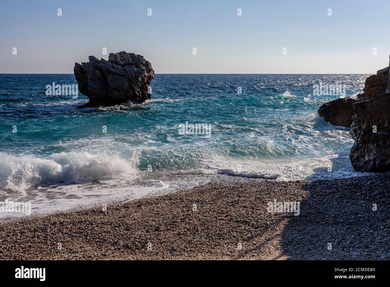 Plages de Grèce, Plage de Mylopotamos, vagues éclaboussant sur les ...