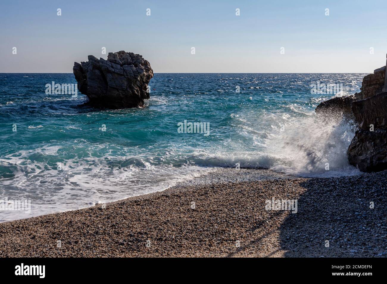 Plages de Grèce, Plage de Mylopotamos, vagues éclaboussant sur les ...