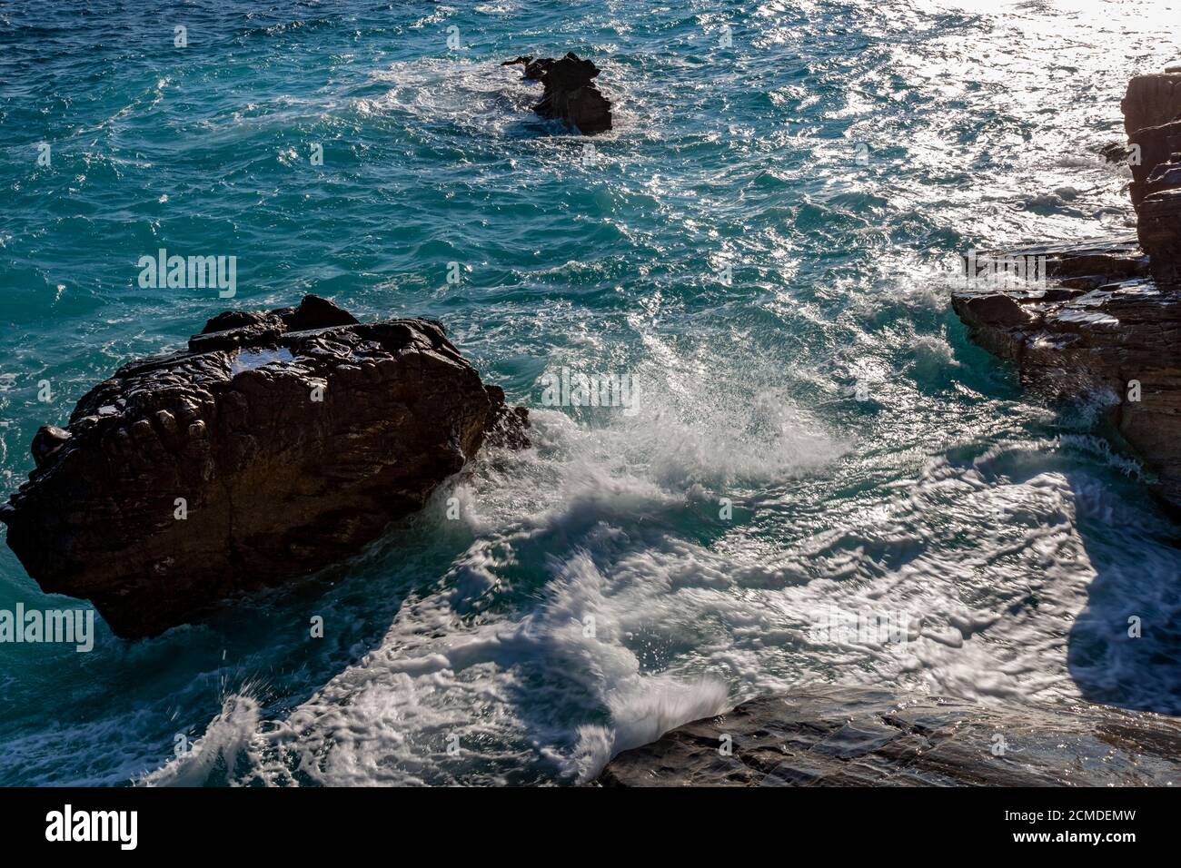 Plages de Grèce, Plage de Mylopotamos, vagues éclaboussant sur les ...