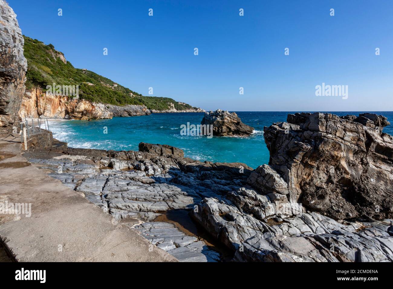Plages de Grèce, formations rocheuses sur la plage de Mylopotamos ...