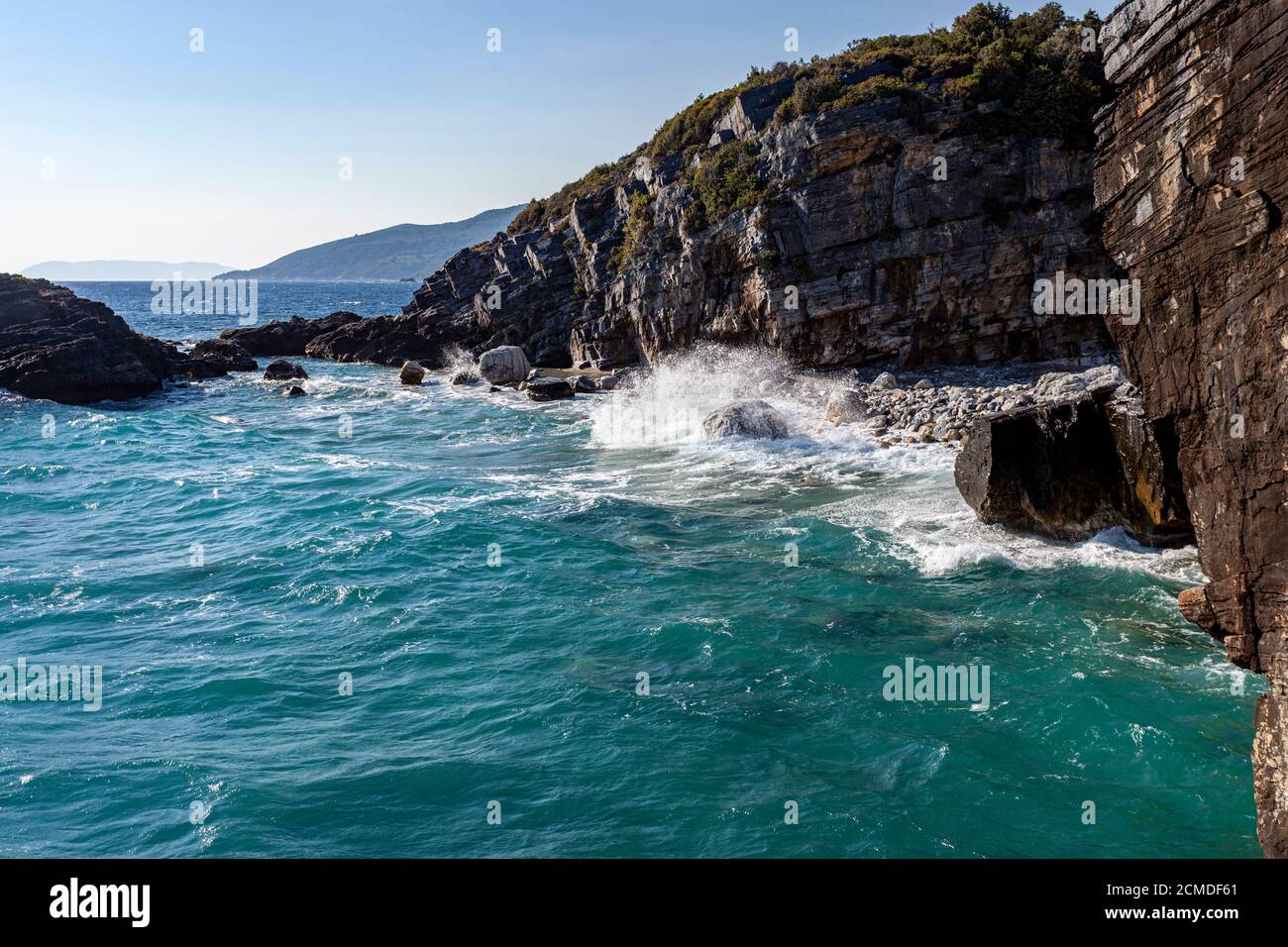 Plages de Grèce, vagues éclaboussant sur les rochers, Plage de ...