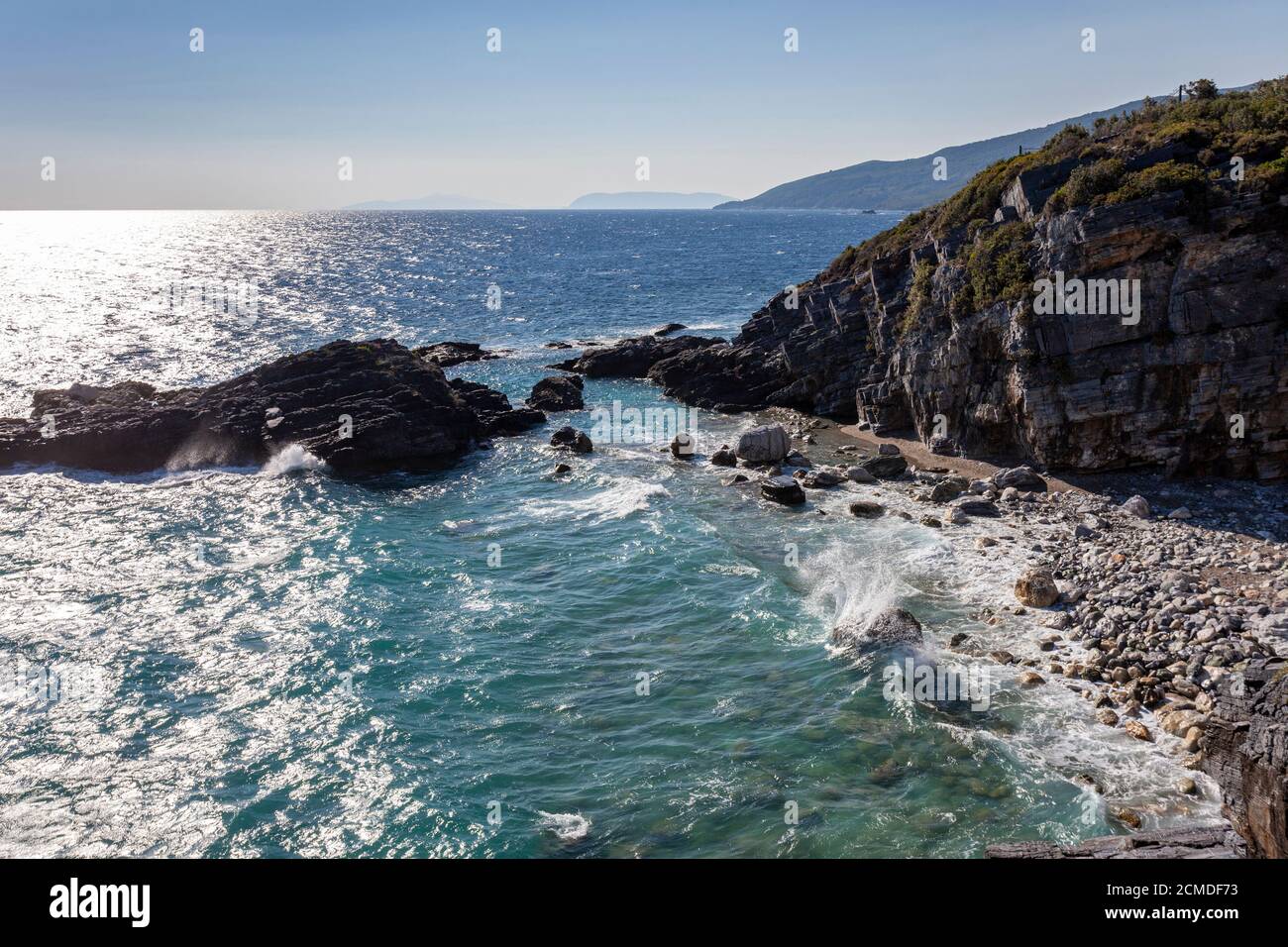 Plages de Grèce, vagues sur la plage de Mylopotamos, Pélion, quartier ...