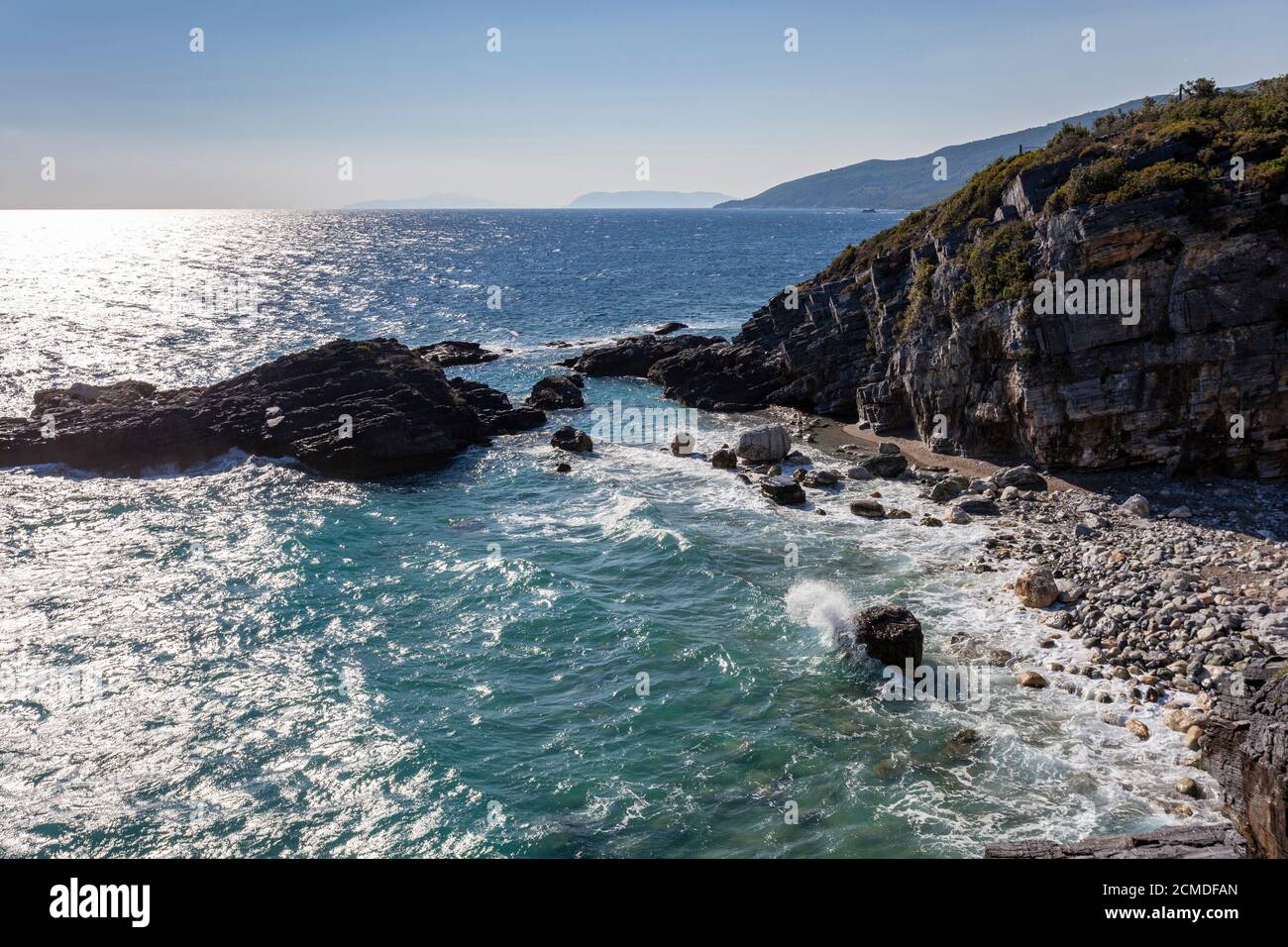 Plages de Grèce, vagues sur la plage de Mylopotamos, Pélion, quartier ...