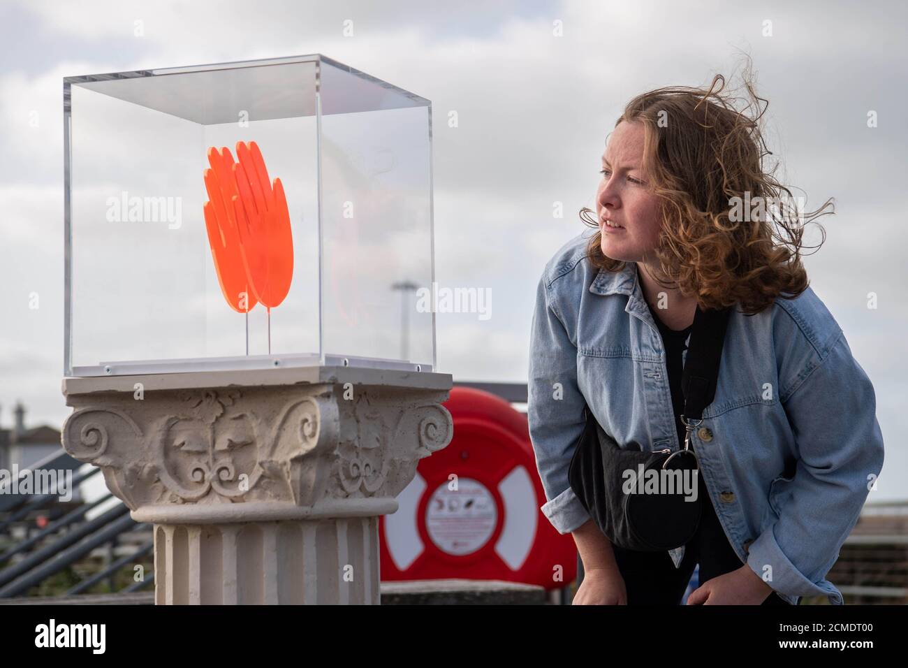 Maureen jordan sur le front de mer de folkestone Banque de ...