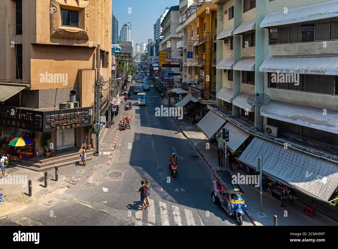 Tuk tuk au coin de la rue sukhumvit Banque de photographies et d’images à haute résolution - Alamy