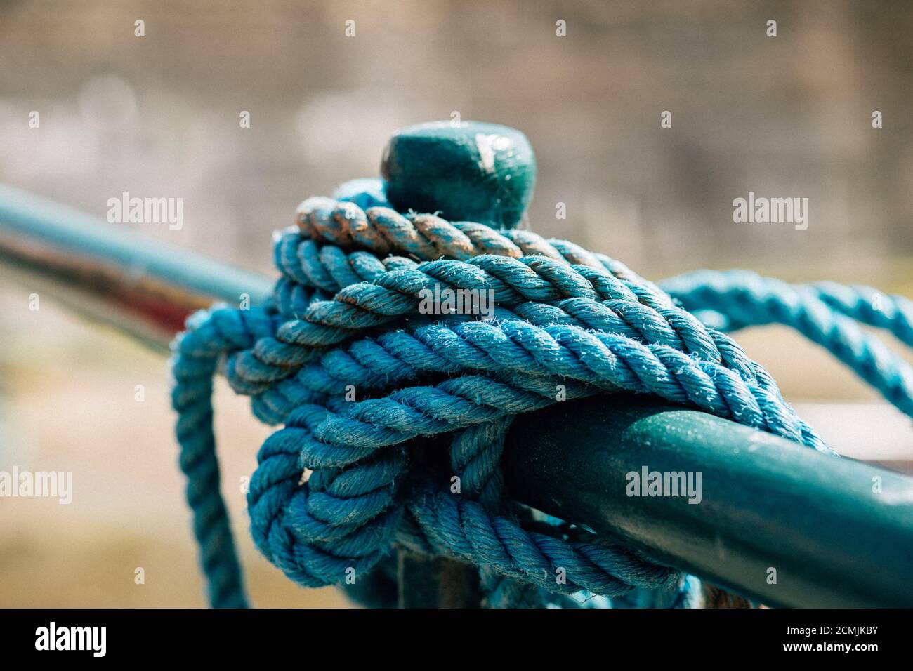Corde de bateau attachée Banque de photographies et d’images à haute ...
