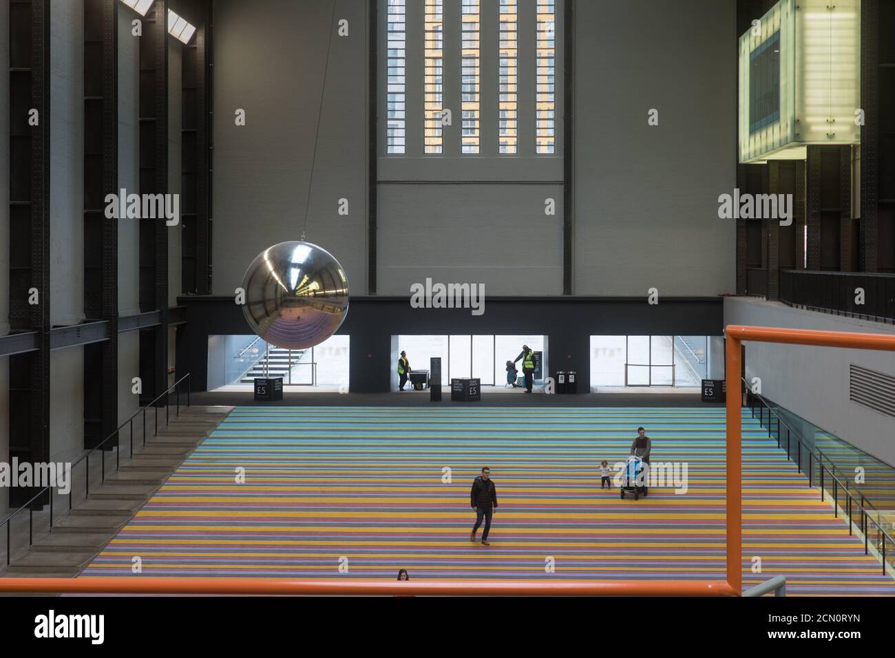 Turbine hall tate modern Banque de photographies et d’images à haute ...