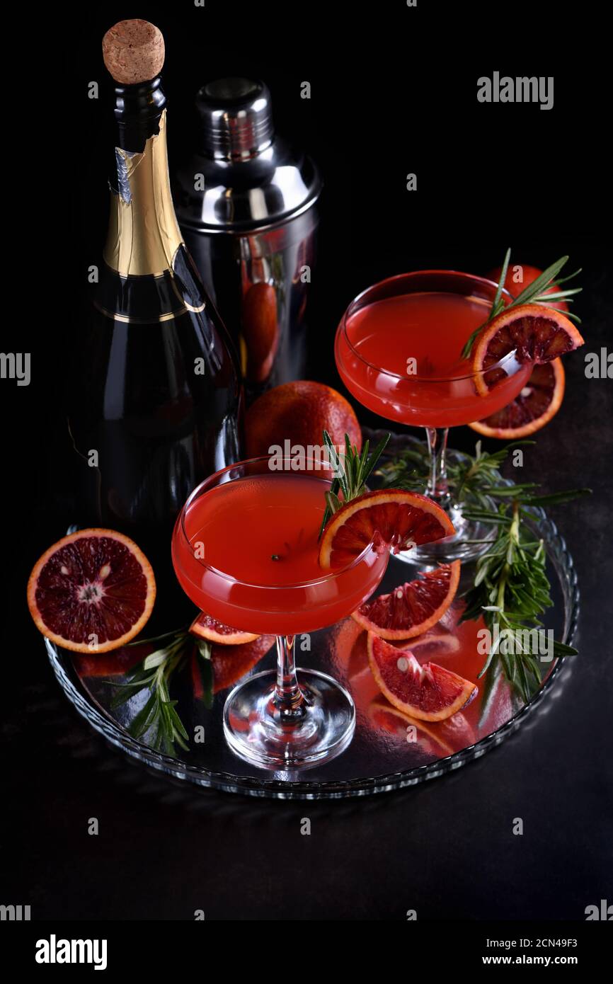 Cocktail de champagne aux agrumes d'orange sanglant. Une boisson ...