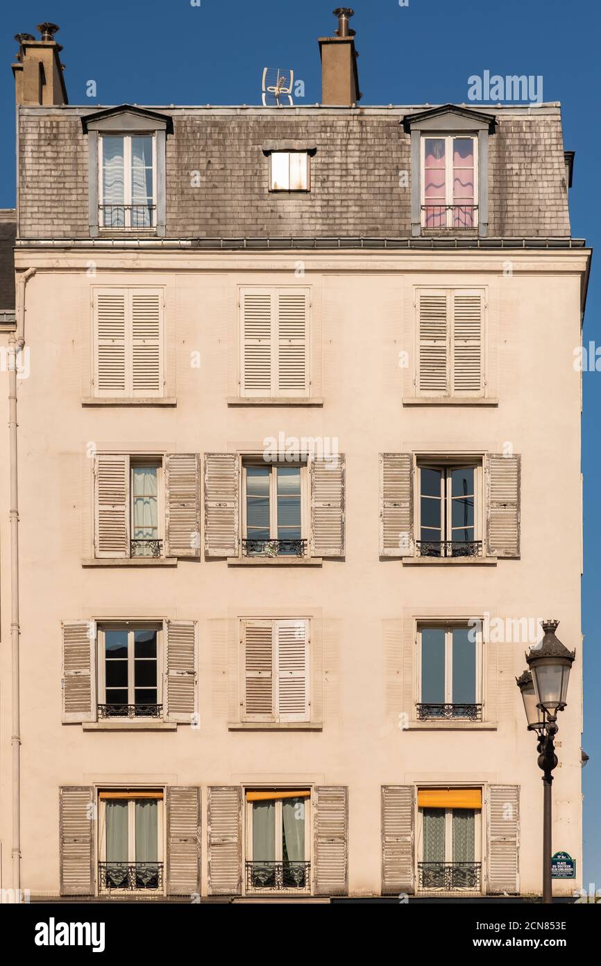Paris, façades et rue typiques, beaux bâtiments de Montmartre Photo ...