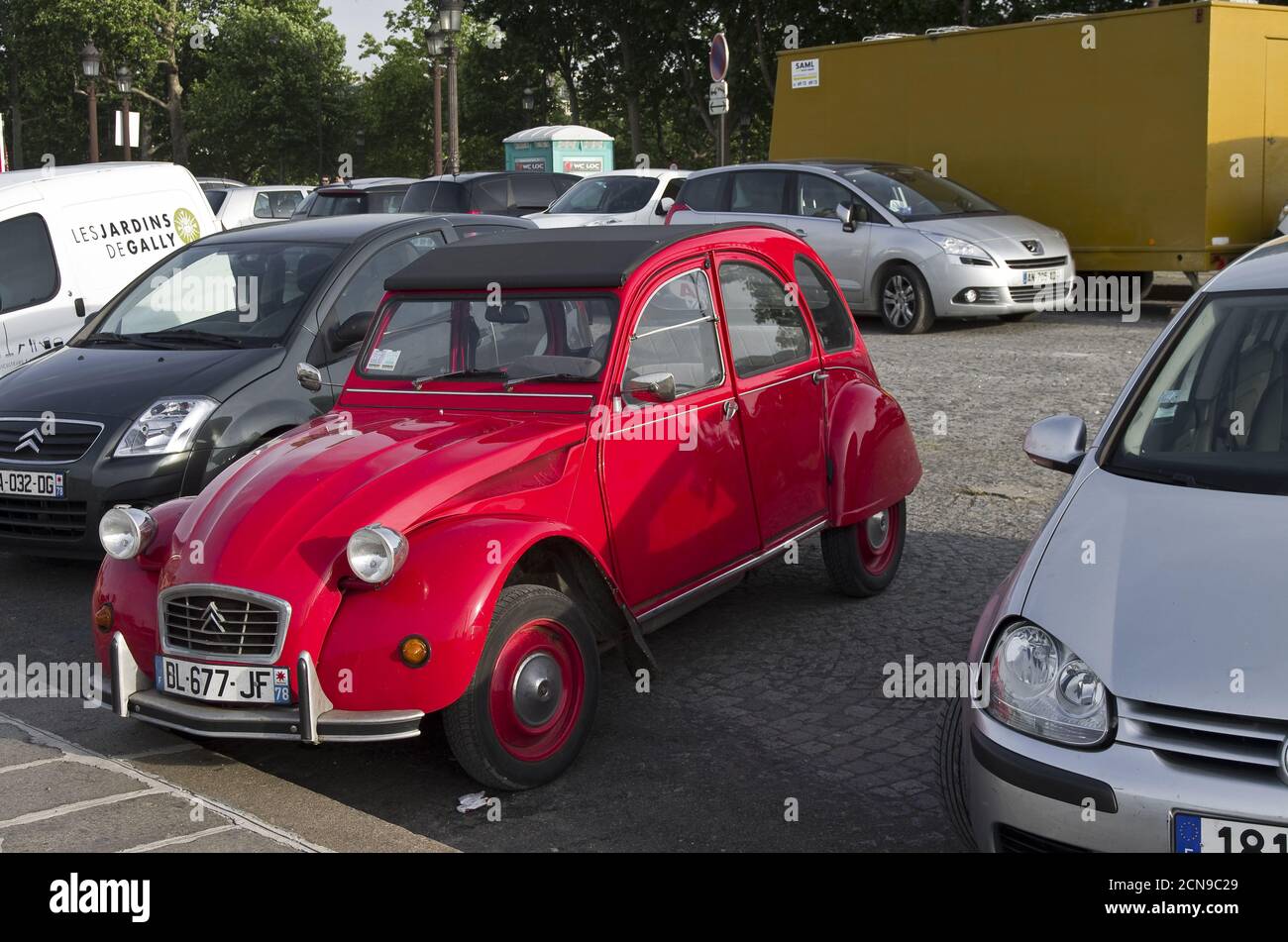 Citroen 2cv paris street style Banque de photographies et d’images à ...