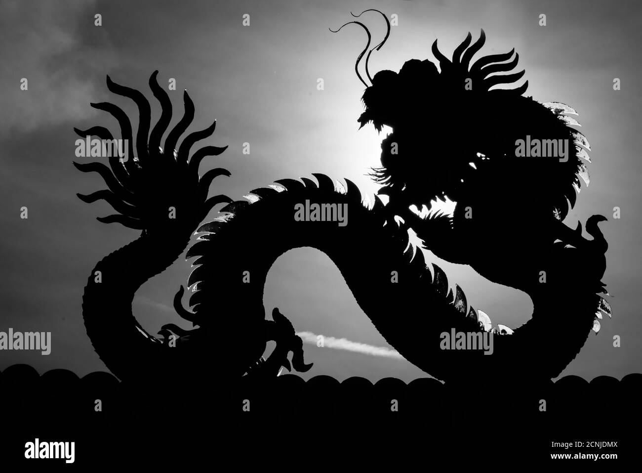 Dragon chinois. - une silhouette de statue du dragon chinois dans le ...