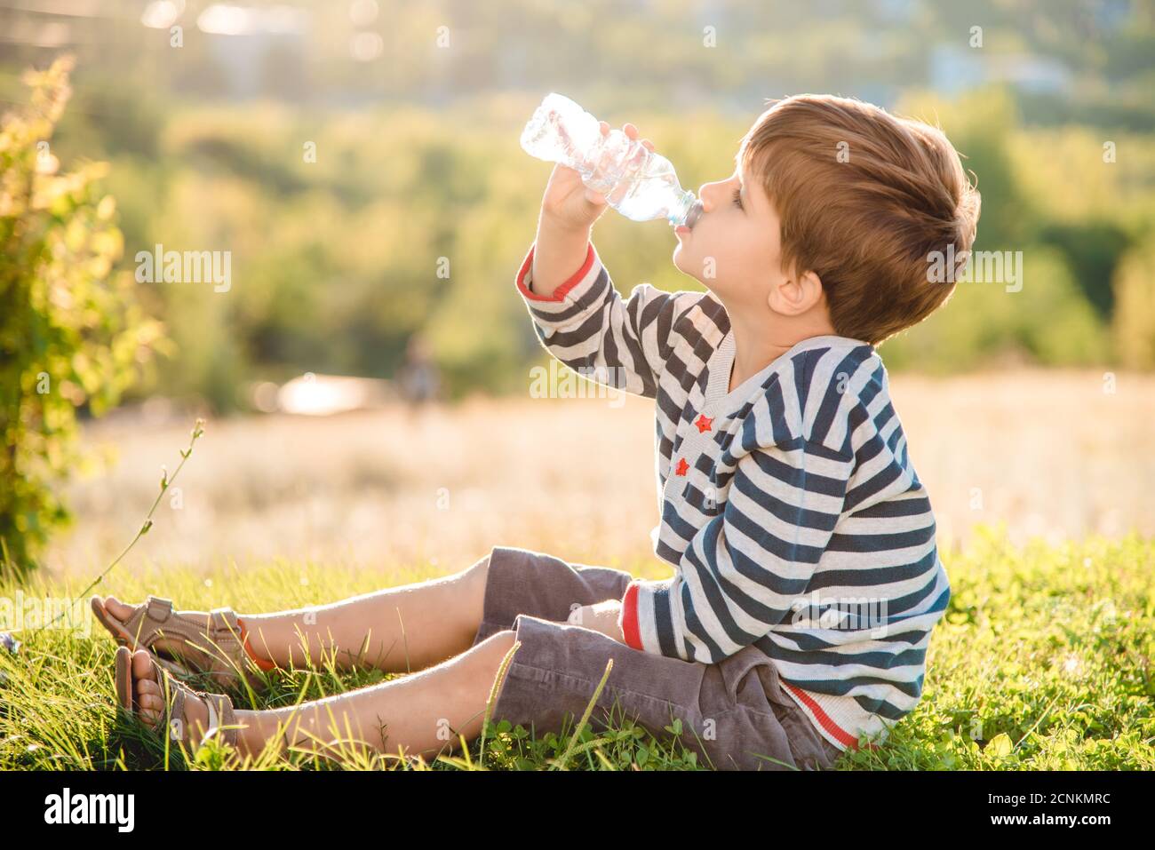 Enfant boit de l'eau Banque de photographies et d’images à haute ...