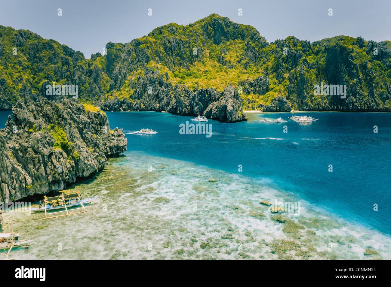 Vue aérienne de l'île de Miniloc depuis Shimizu . Mer cristalline. Baie ...