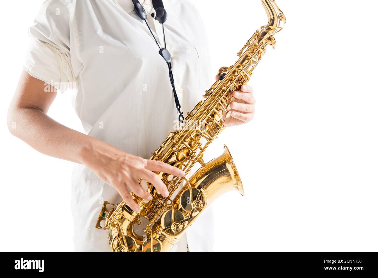 Femme en gros plan jouant du saxophone isolée sur fond blanc de studio ...