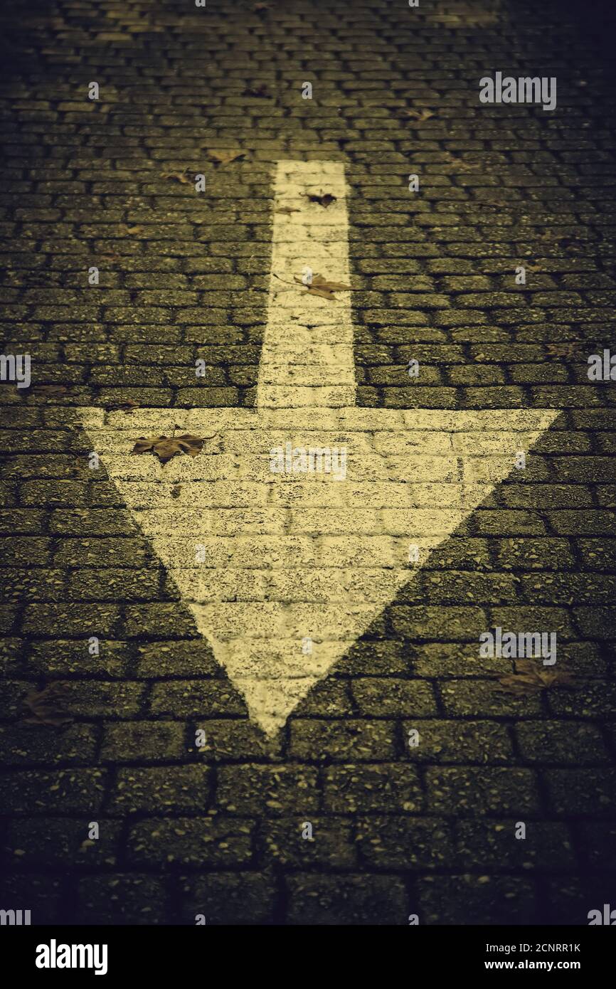 Direction de flèche route urbaine, véhicule et circulation Photo Stock ...