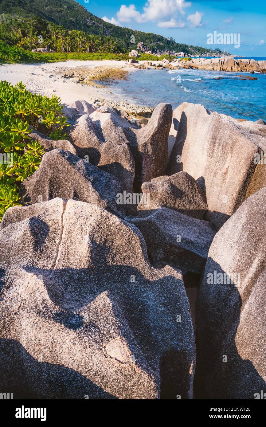 Plage cachée avec d'énormes rochers de granit uniques, plage de la ...