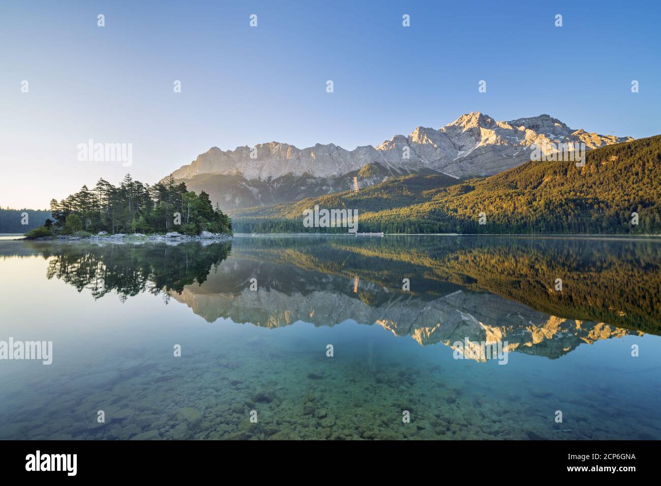 Lac eibsee devant le massif de la zugspitze Banque de photographies et d’images à haute ...