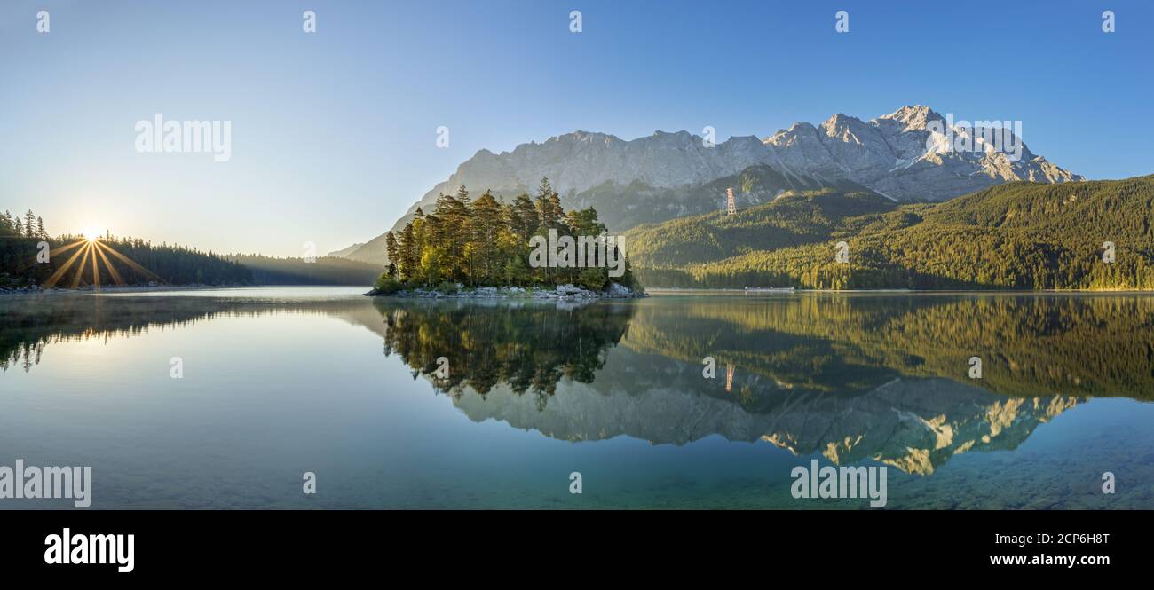 Lac eibsee devant le massif de la zugspitze Banque de photographies et d’images à haute ...