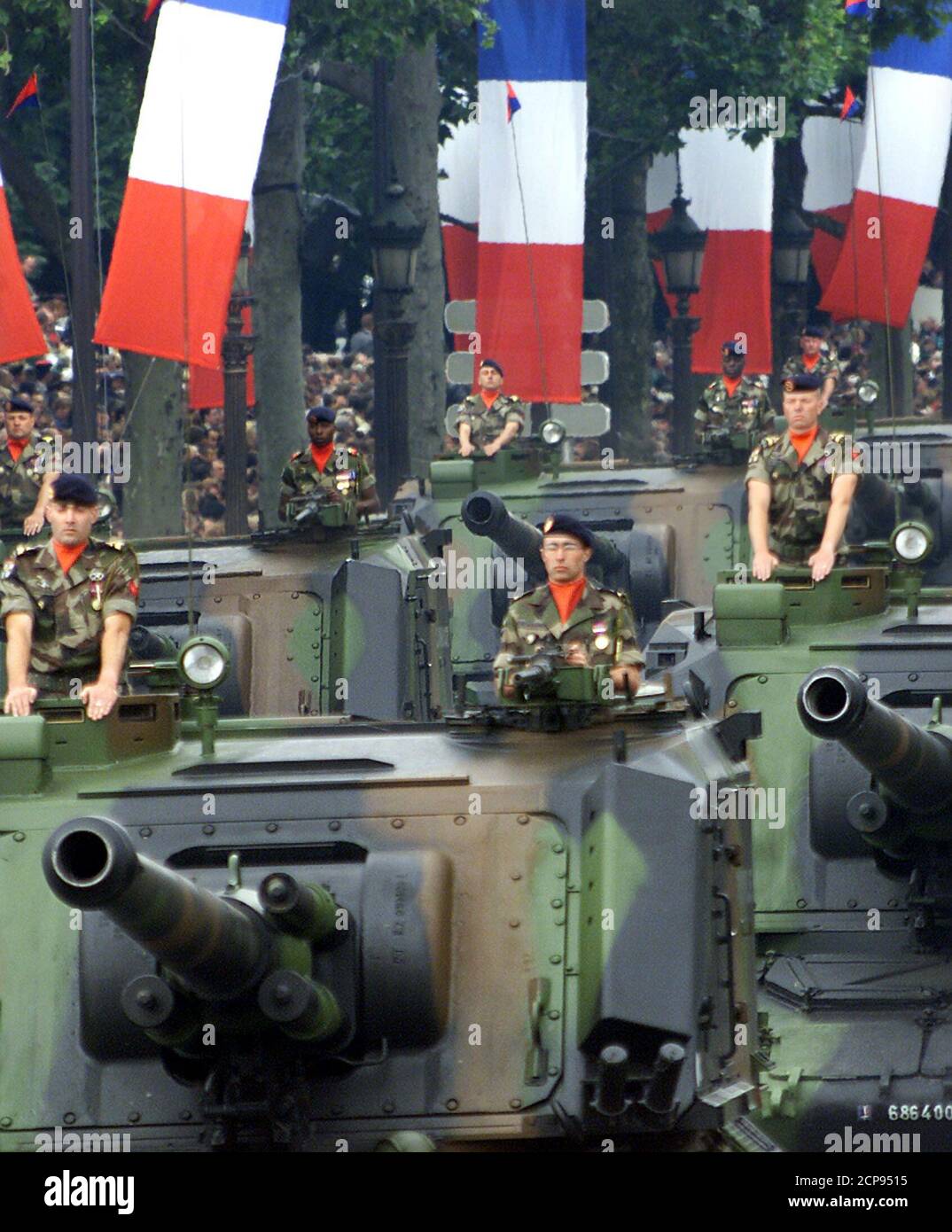 Bastille day parade tanks Banque de photographies et d’images à haute ...