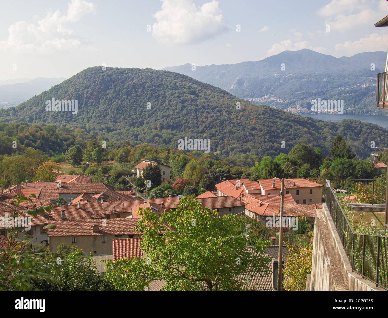 Paysage avec un village au loin Banque de photographies et d’images à ...