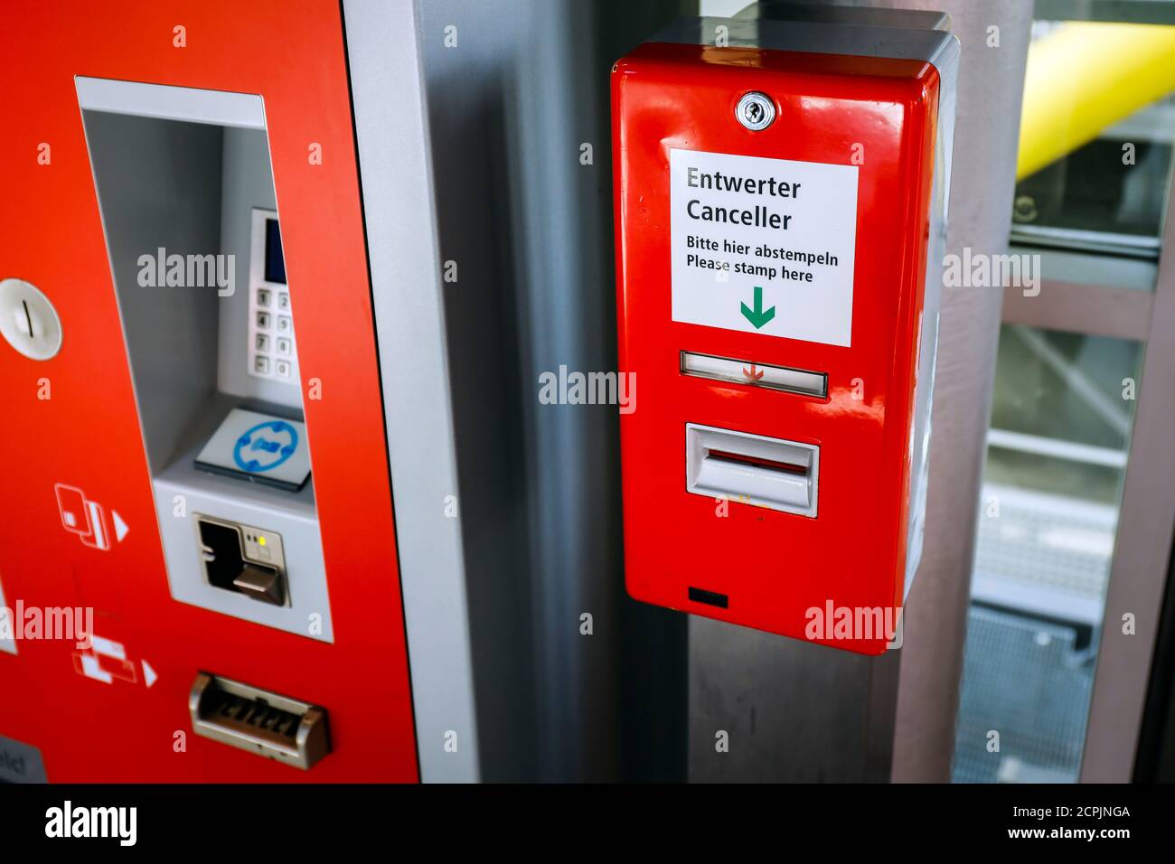 Tram ticket vending machine Banque de photographies et d’images à haute ...