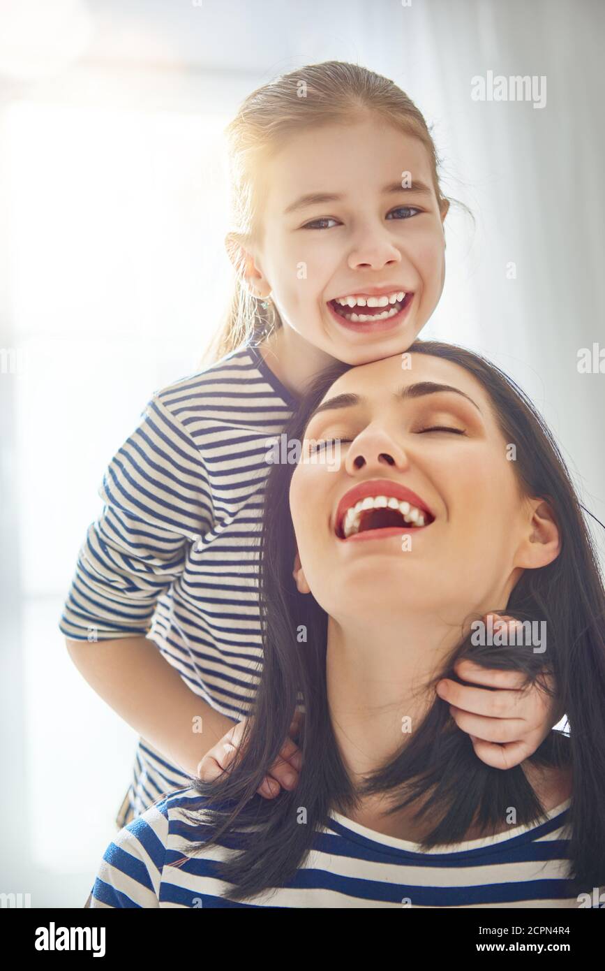 Bonne fête des mères ! Maman et sa fille fille fille fille jouent, sourient et embrasent ...