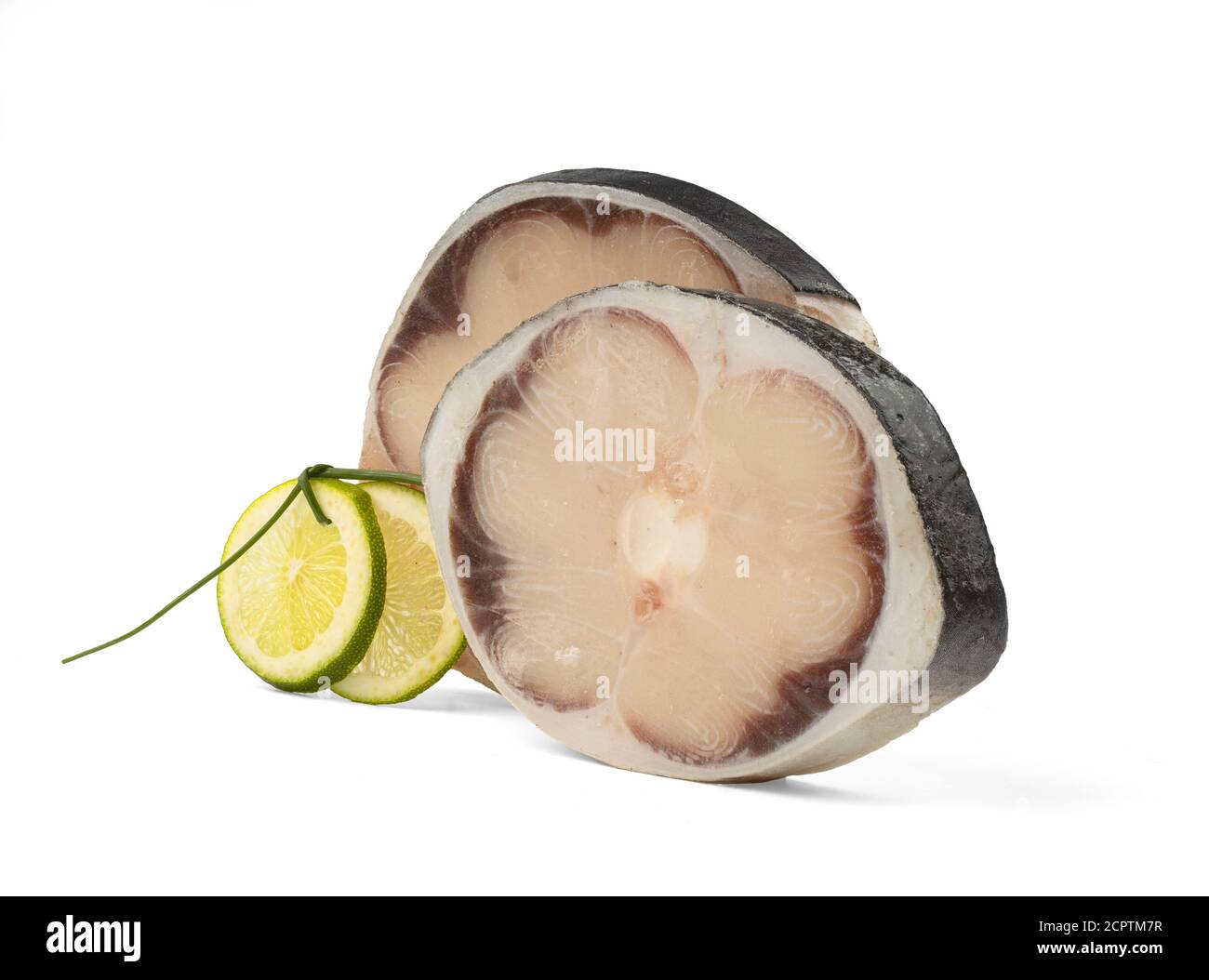 Tranches de requin bleu, tintorera en espagnol, isolées sur blanc. La ...