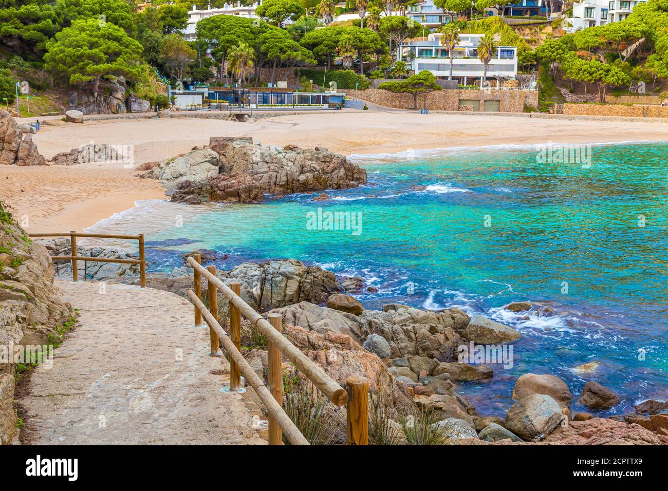 Baie et plage de la Costa Brava avec eaux turquoise Photo Stock - Alamy