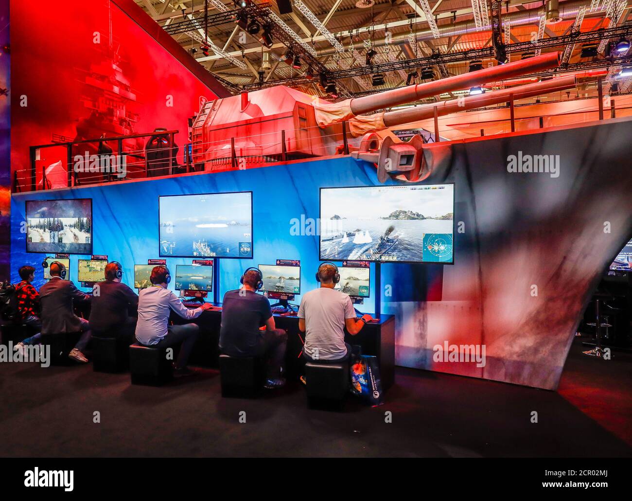 Visiteurs au monde des navires de guerre jeu d'ordinateur devant les ...