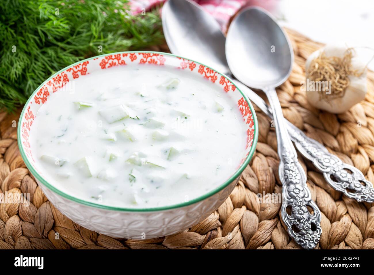 Cacik turc yaourt avec des tranches de concombres et d'huile d'olive ...
