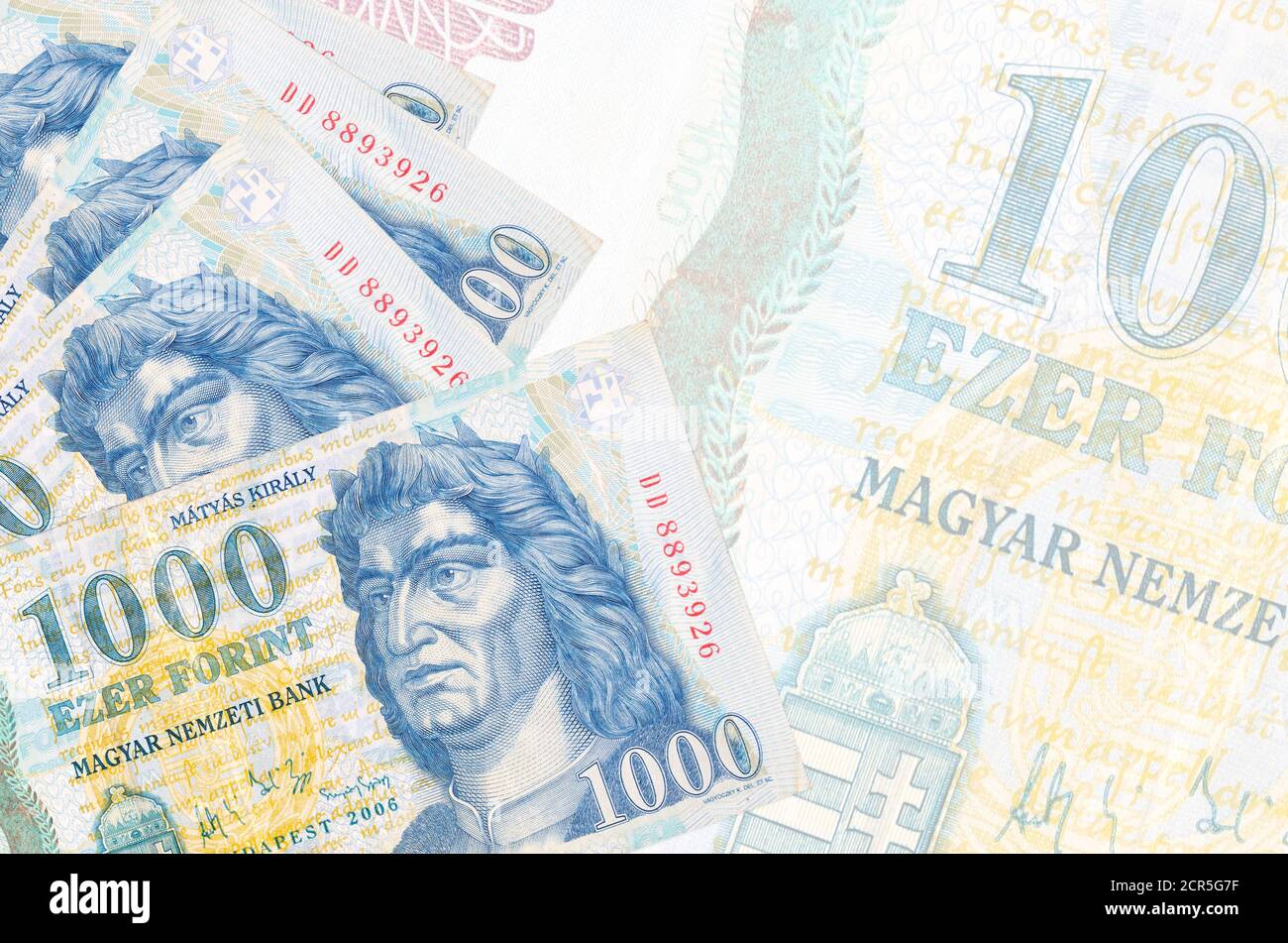 1000 les billets de forint hongrois sont empilés sur fond de gros ...