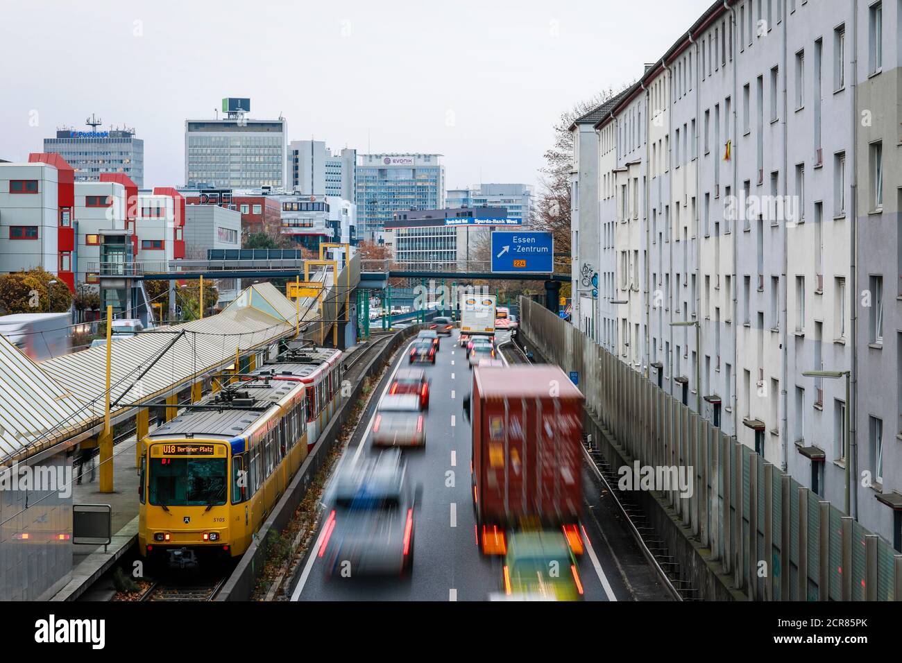 Autobahn A40 et la ligne de métro U18, autoroute de la ville à Essen ...