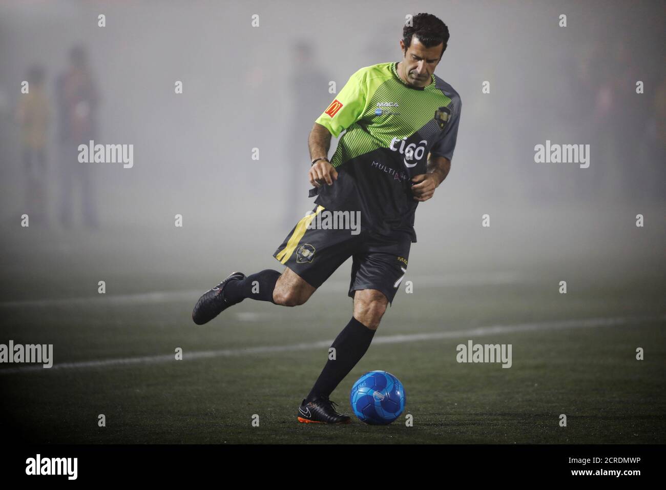 Ancien joueur de football portugais luis figo Banque de photographies ...