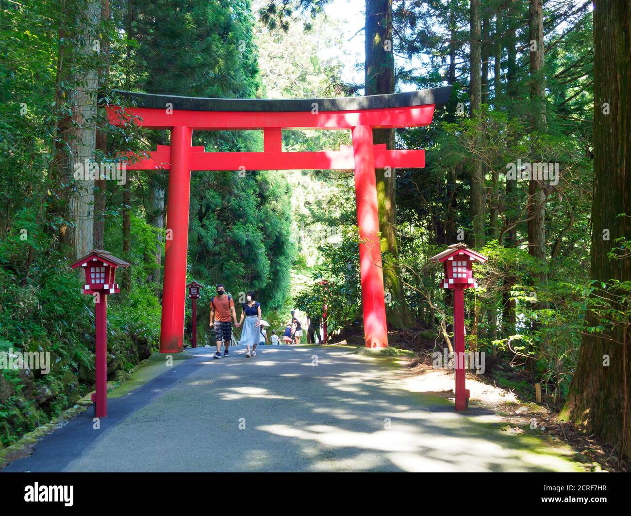 Porte japonaise rouge Banque de photographies et d’images à haute ...