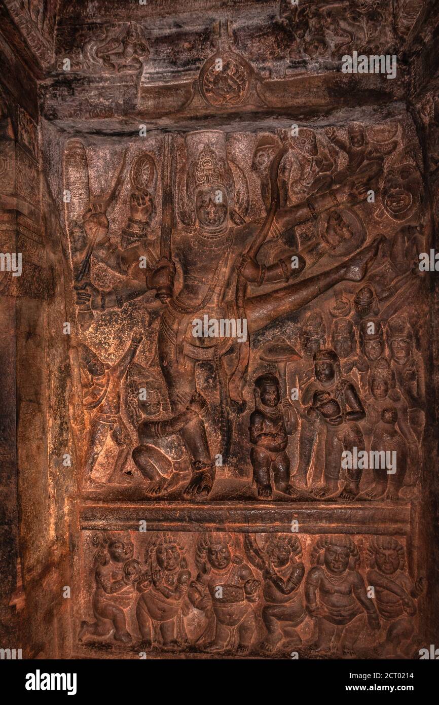 les sculptures de la grotte de badami des dieux hindous sculptées sur ...