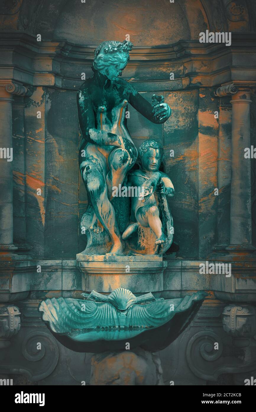 La statue d'Athena et d'Hercules se trouve dans le château de ...