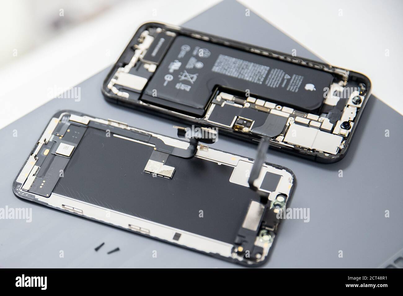 RUSSIE - 27 juillet 2020: Réparer iPhone Apple écran de téléphone cassé ...