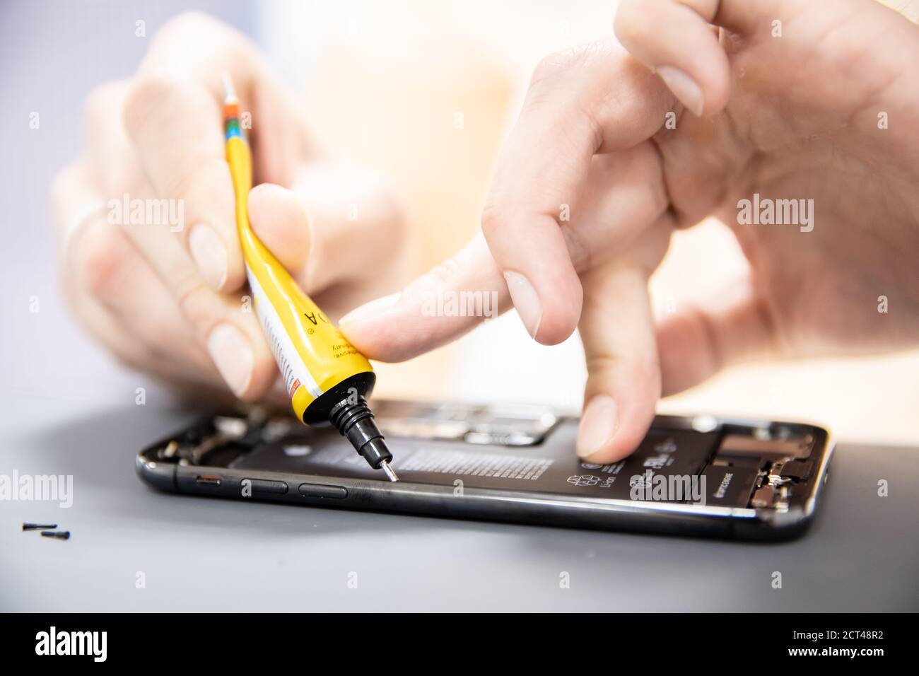 RUSSIE - 27 juillet 2020: Réparer iPhone Apple écran de téléphone cassé ...