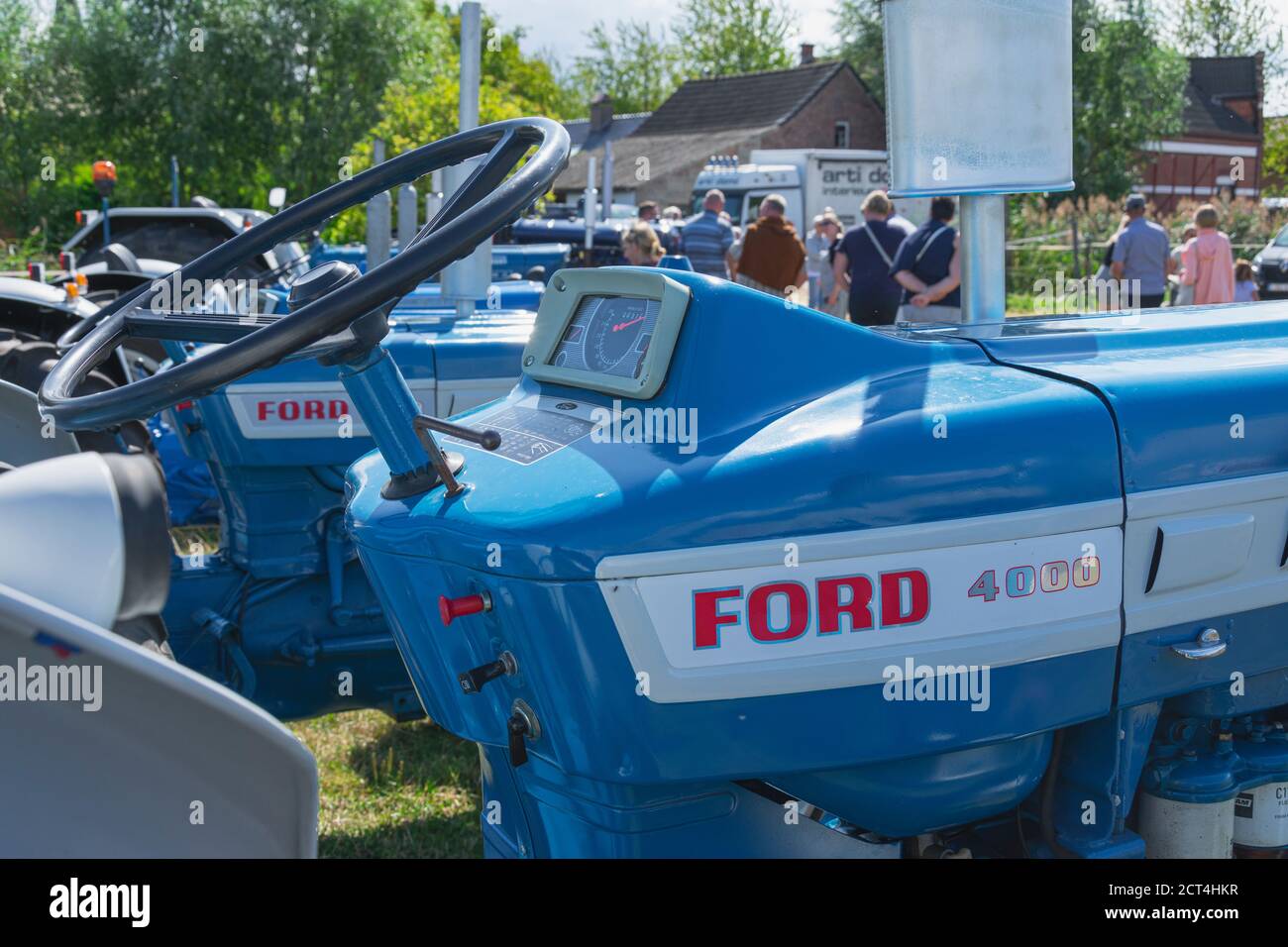 Kieldrecht, Belgique, 1er septembre 2019, vue latérale et volant d'un tracteur bleu Fordson ...
