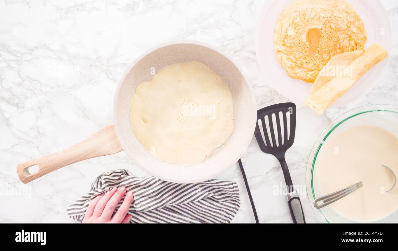 Mise à plat. Faire les crêpes dans une petite poêle sur feu moyen Photo ...