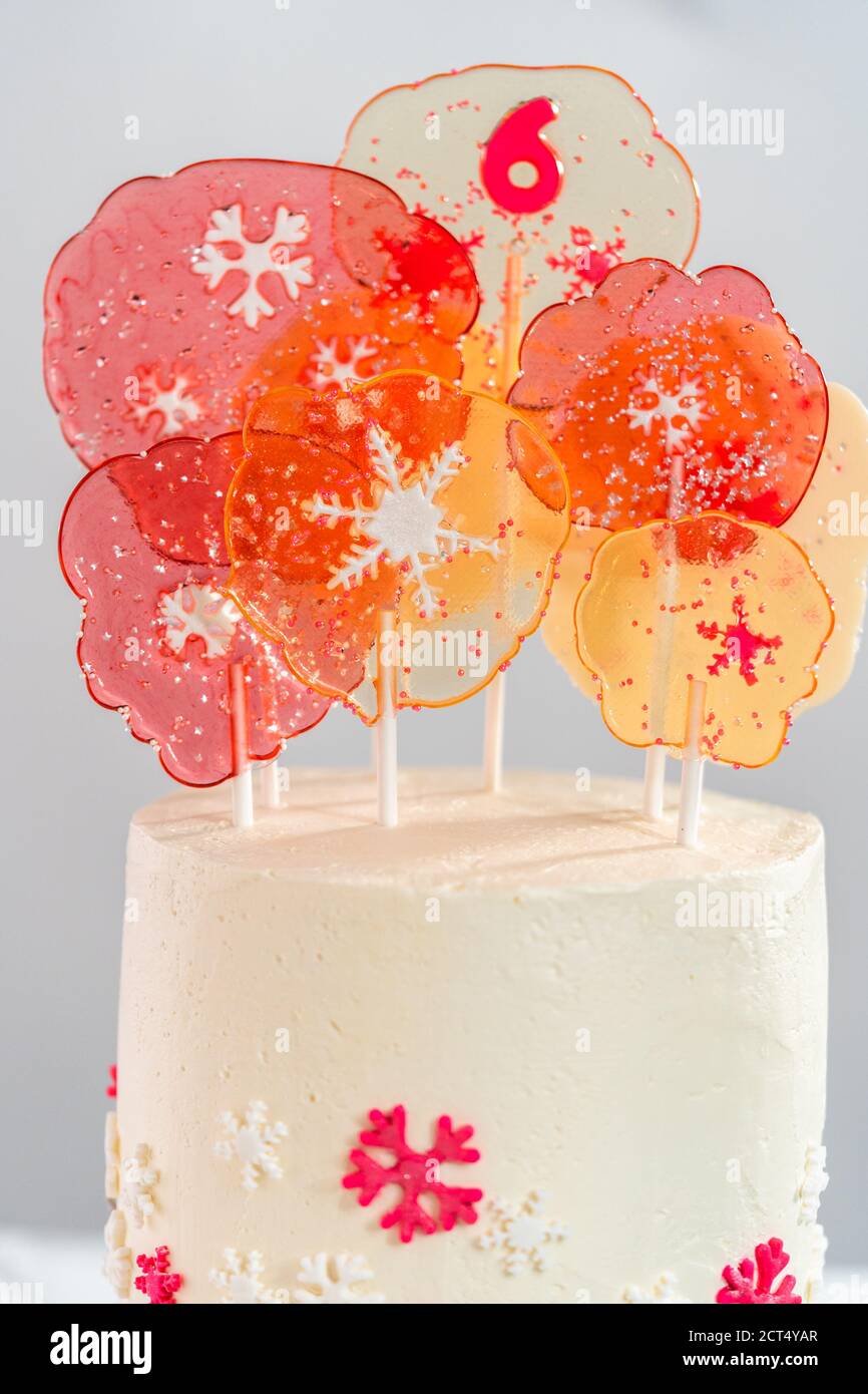 Grand gâteau rond avec glaçage à la crème de beurre italienne décoré de ...