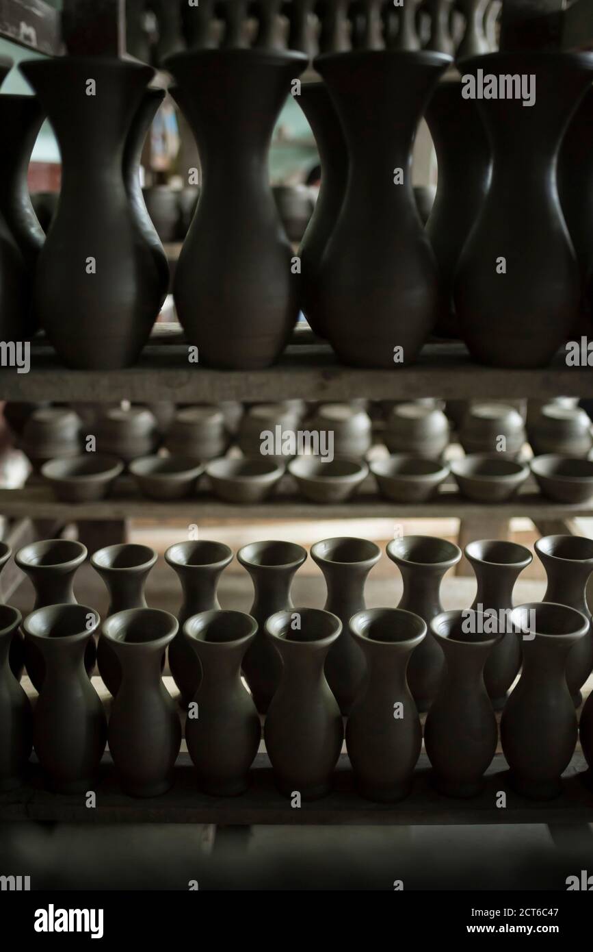 Céramique noire de marginea Banque de photographies et d’images à haute résolution - Alamy