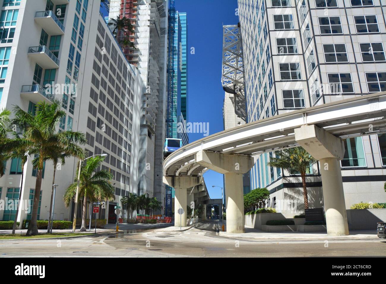 Station de metromover de brickell transport en commun gratuit train de ...