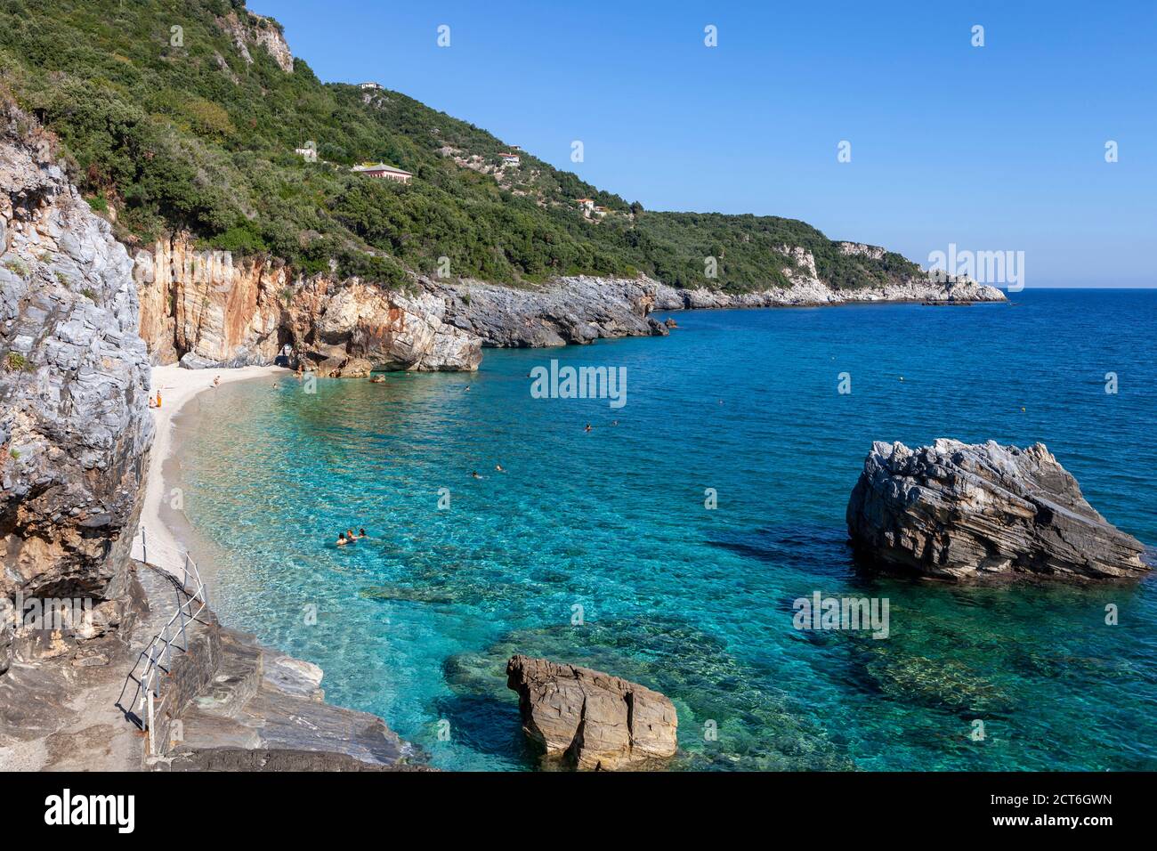Plages de Grèce, formations rocheuses sur la plage de Mylopotamos ...